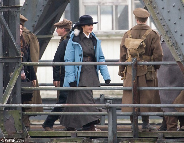 wonder-woman movie sets ww1 diana and militaries in the bridge 01 – hqrock
